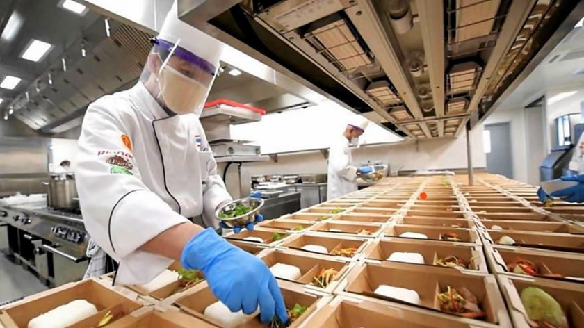 เชฟจิตอาสาโครงการ Chef Cares ส่งอาหารอร่อยหนุนทัพนักรบเสื้อกาวน์