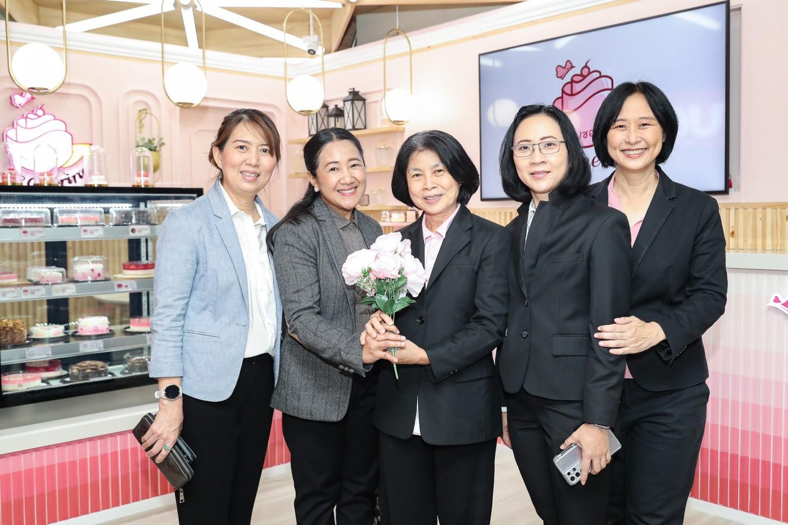 “Le Cherine” ดีเดย์ เปิดร้านอย่างเป็นทางการย่านสีลม กรุงเทพฯ พร้อมเปิดตัวเค้ก 6 รสชาติ ส่งมอบ ...