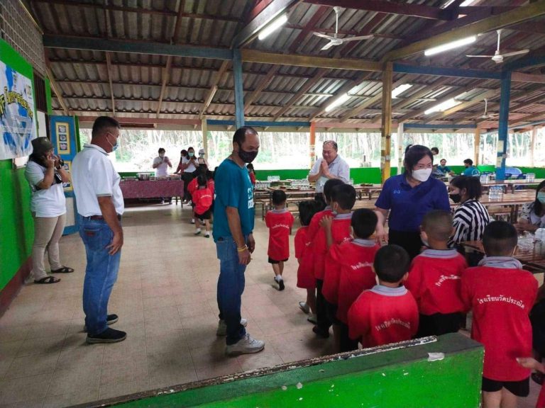 CPF ฟาร์มเลี้ยงกุ้งโรงเรือนระบบปิดร้อยเพชร เลี้ยงอาหารกลางวันน้องๆ รร ...