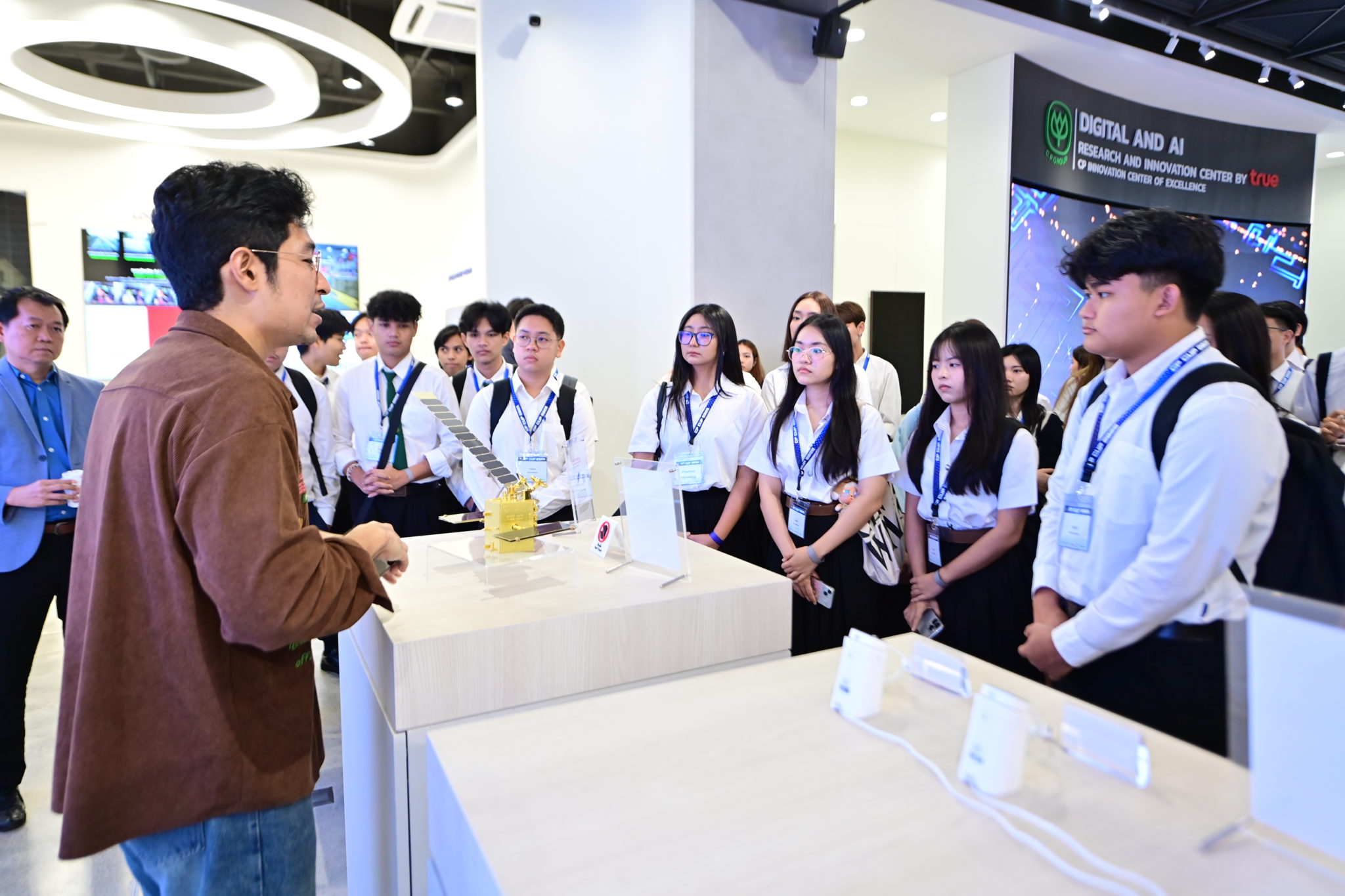น้อง ๆ นิสิตนักศึกษาเข้าร่วม CP CUP 2025 เยี่ยมชม CP Center of Excellence (COE) จุดประกายไอเดีย ...